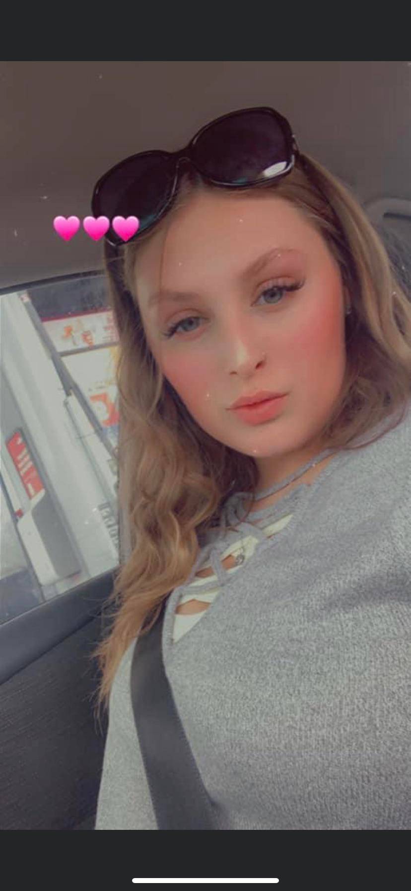 Am I hot? 21F | Scrolller