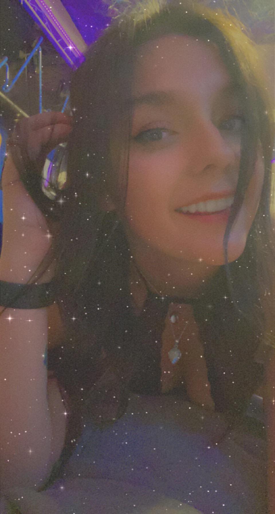 Am I Hot ? - 22F | Scrolller