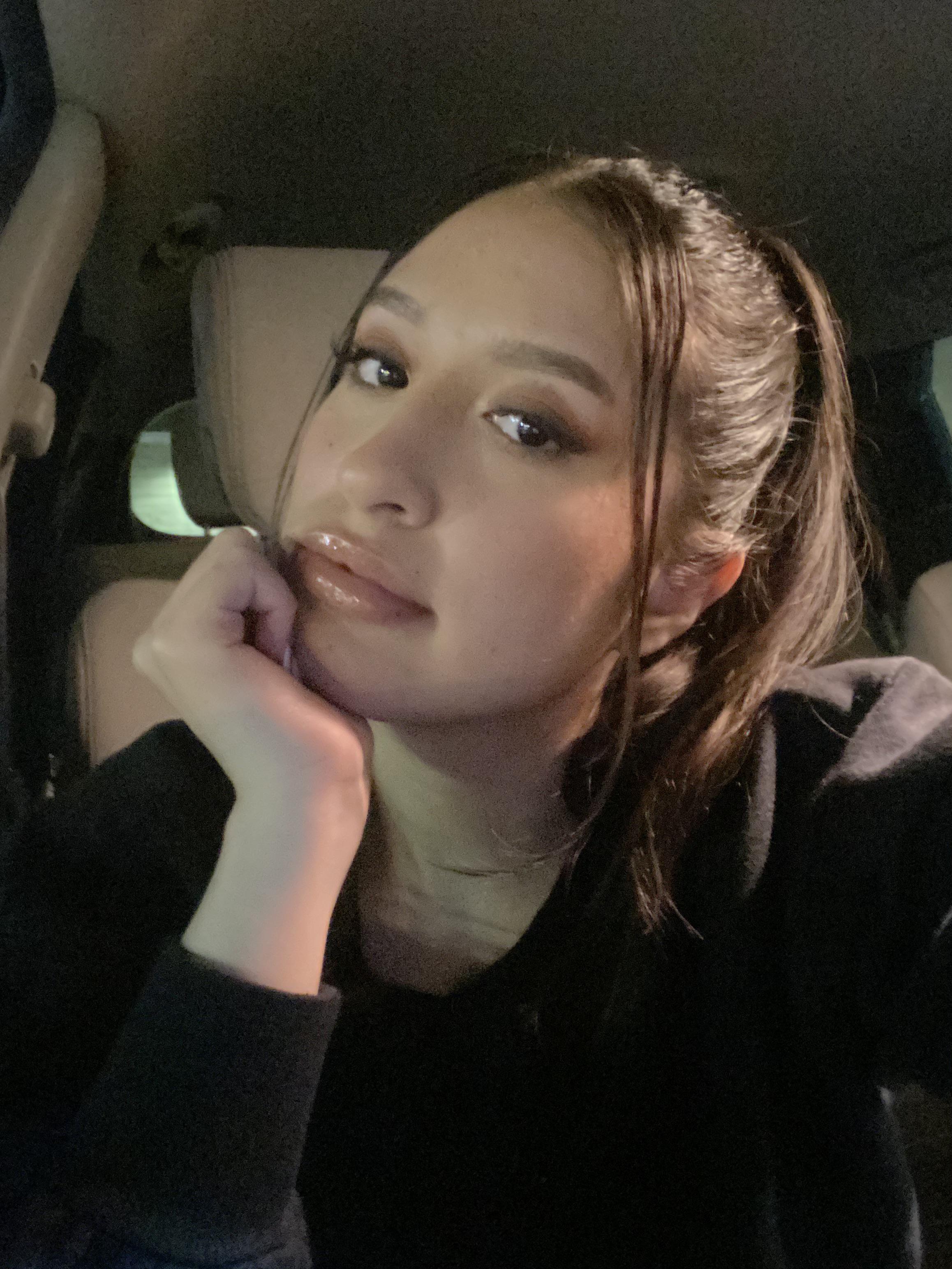 Am I hot? [26F] | Scrolller