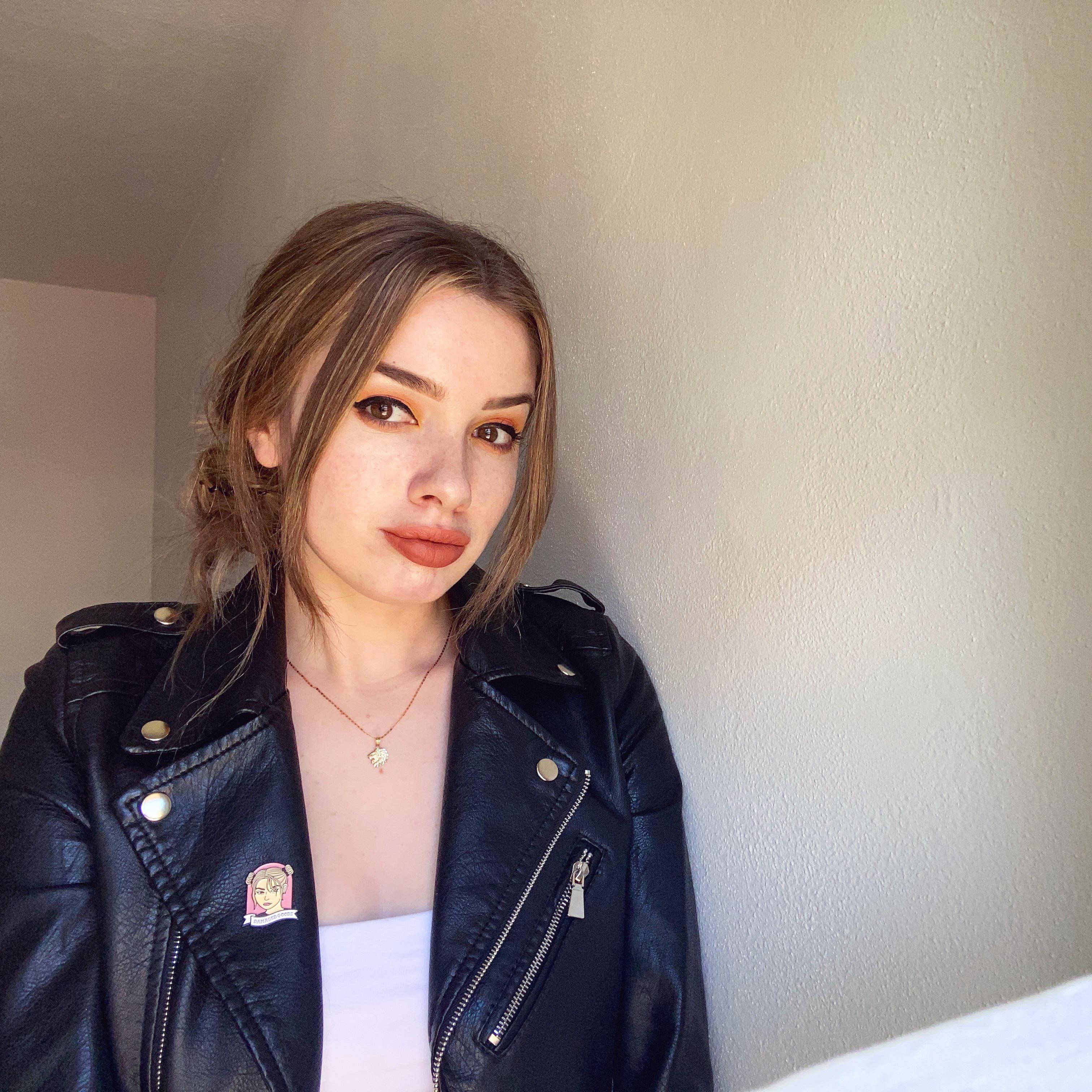 Am I hot? [27F] | Scrolller