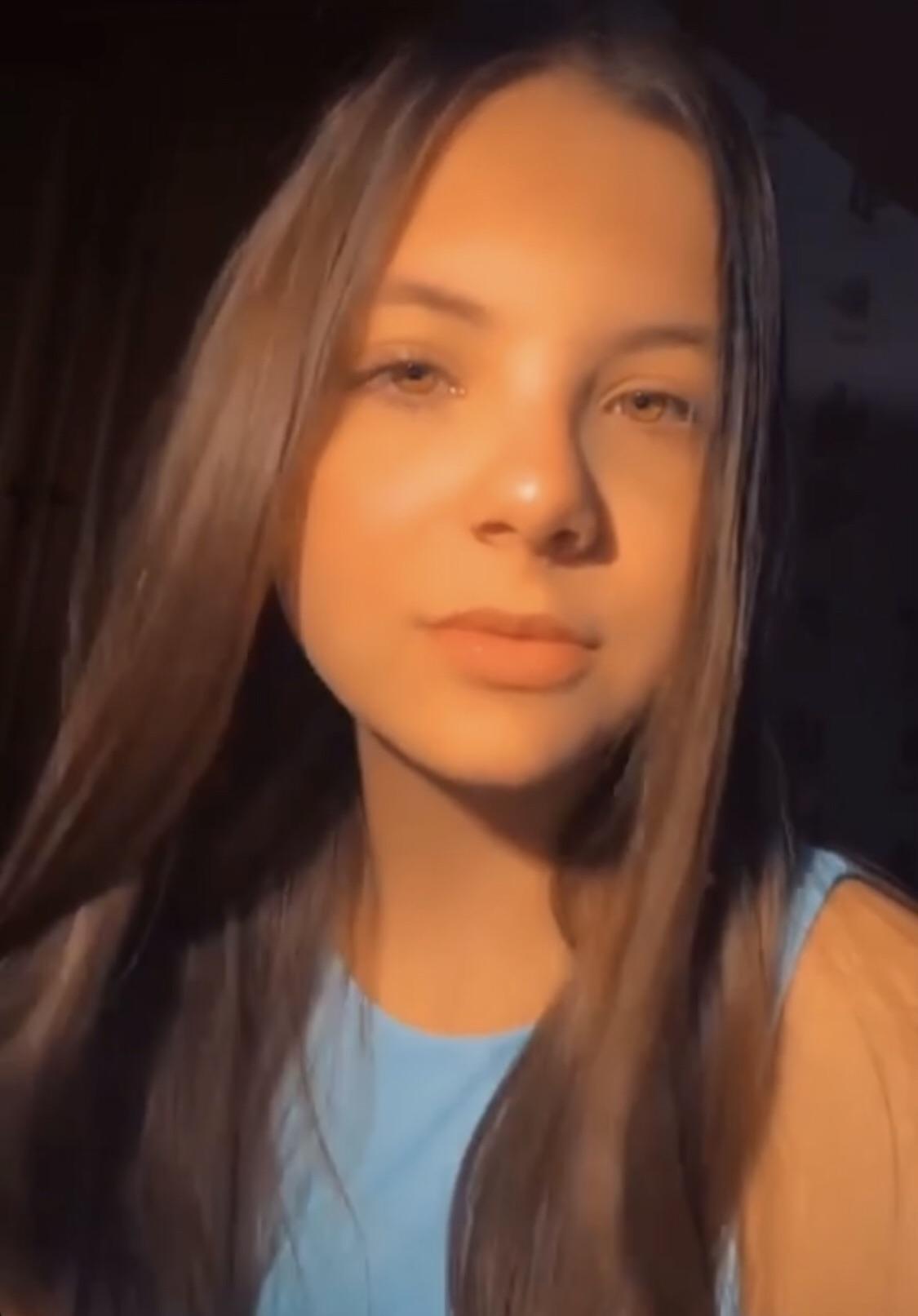 Am i hot? 🙄 f19 | Scrolller