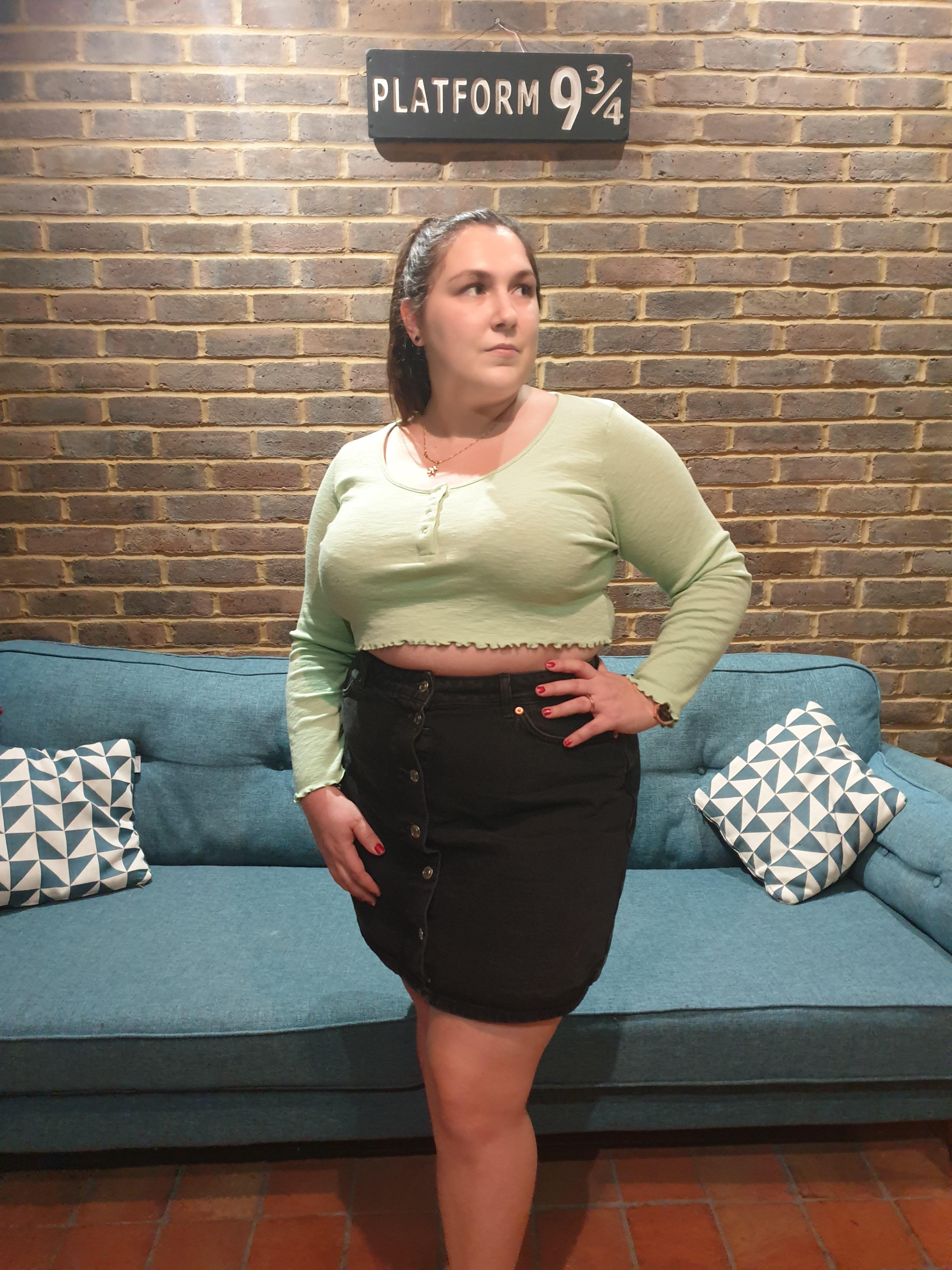 Am I hot? 🔥F29 | Scrolller