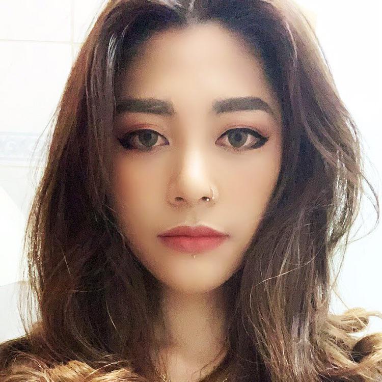 Am i pretty enough to be here? | Scrolller