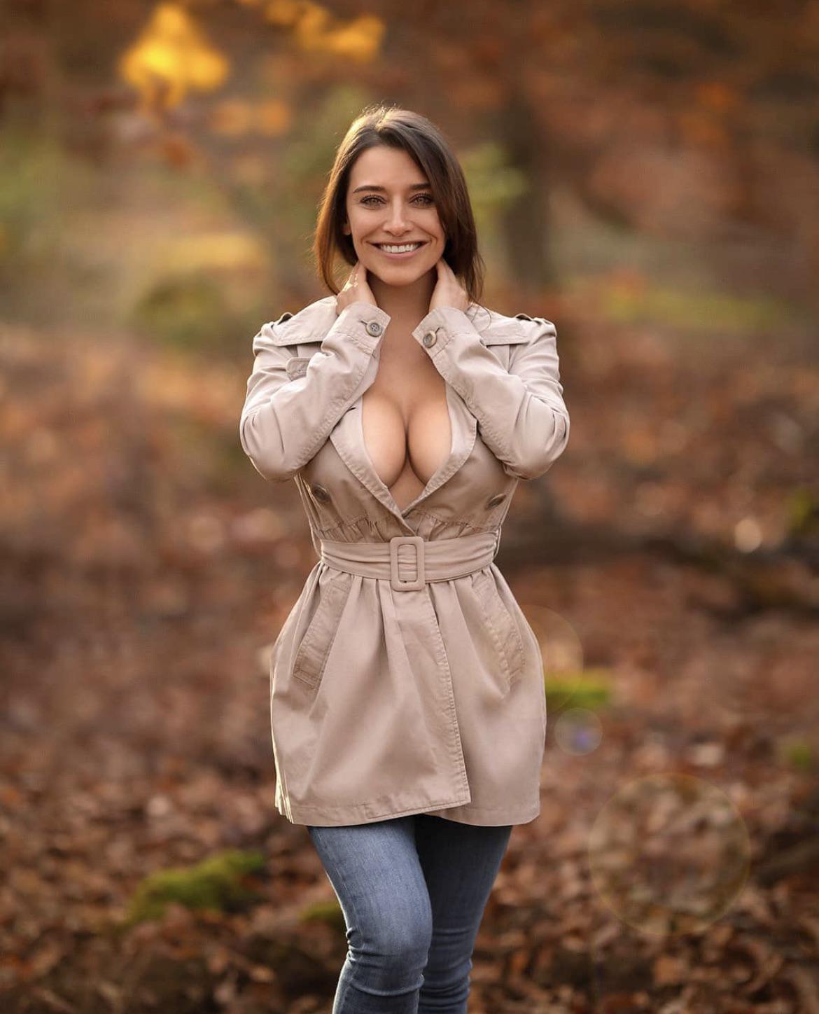 Amazing cleavage | Scrolller