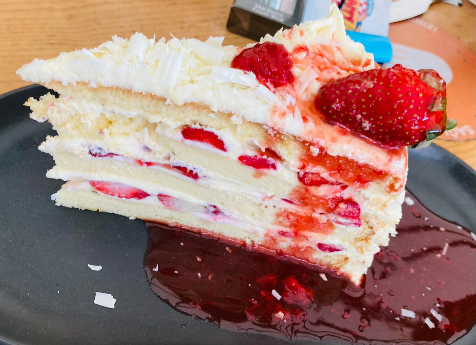 American Strawberry Cake | Scrolller