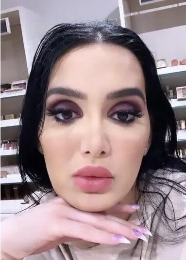 Amy Anderssen’s perfect face and her amazing plump lips | Scrolller