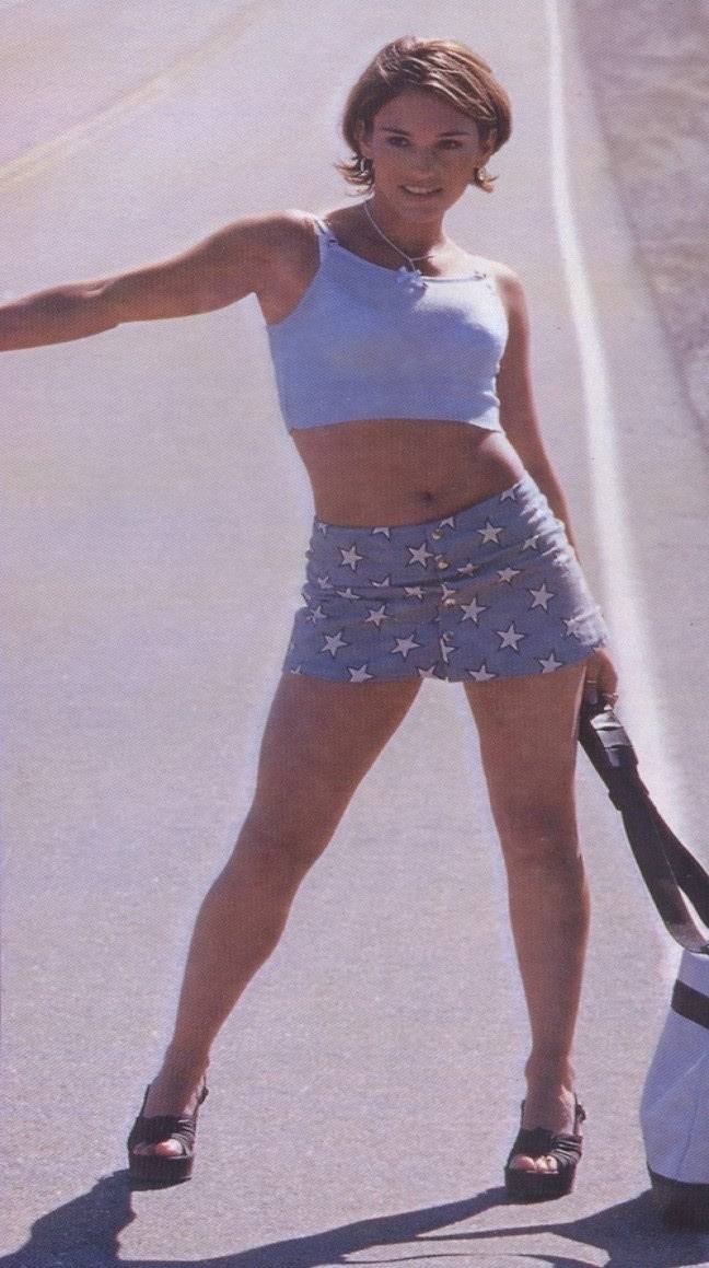 I want Amy Jo Johnson to ride my face, her bald baby smooth vagina dripping wet all over my face ...
