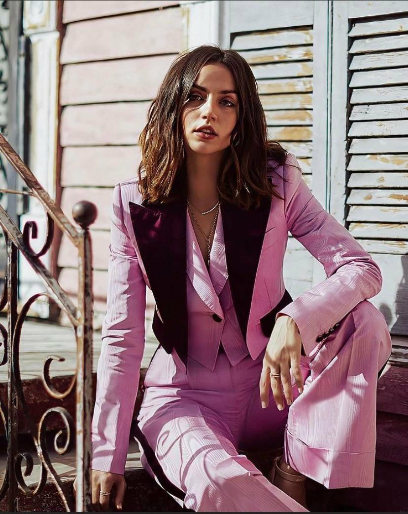 Ana de Armas in a beautiful pink suit | Scrolller