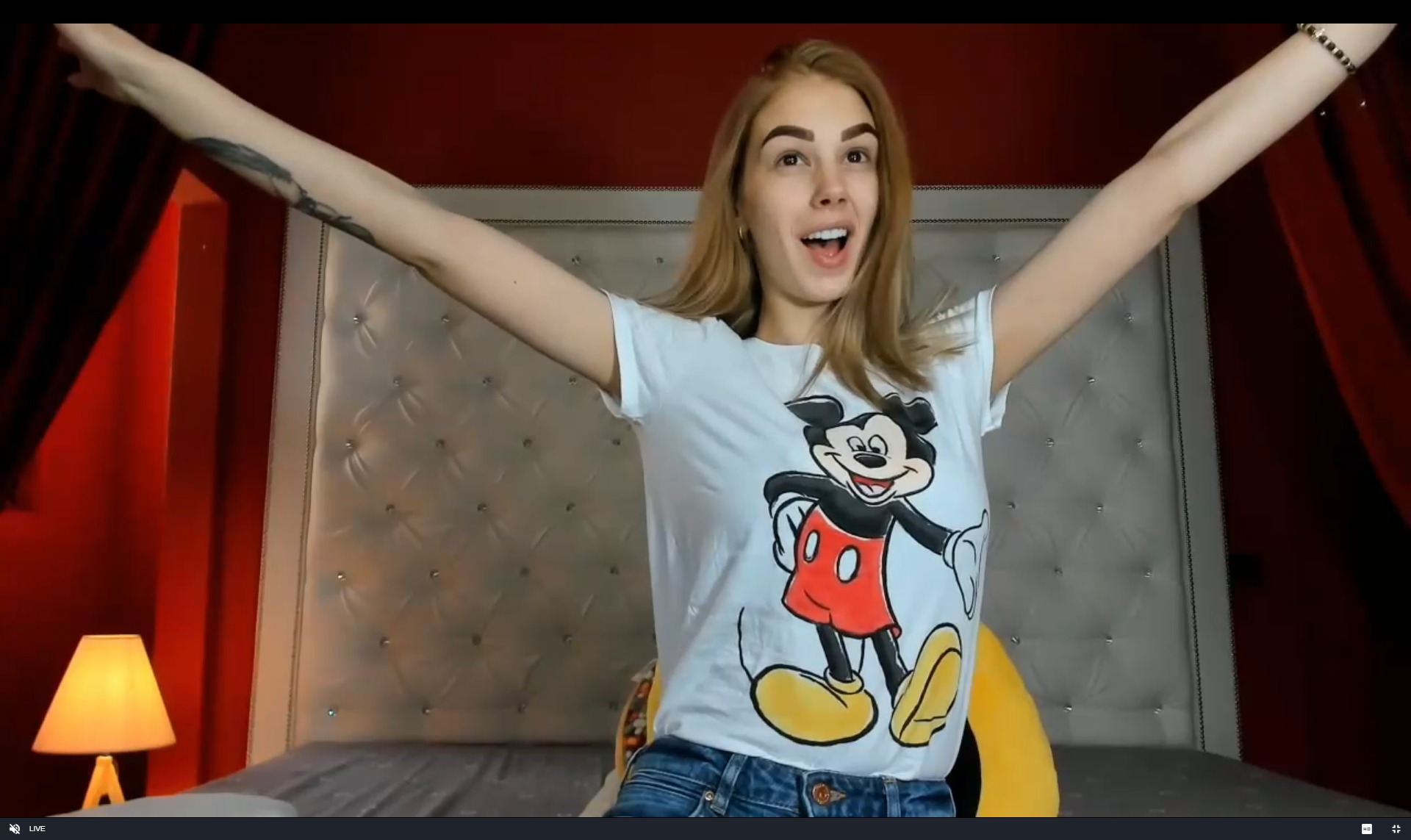 Ana, happily starting a live stream | Scrolller