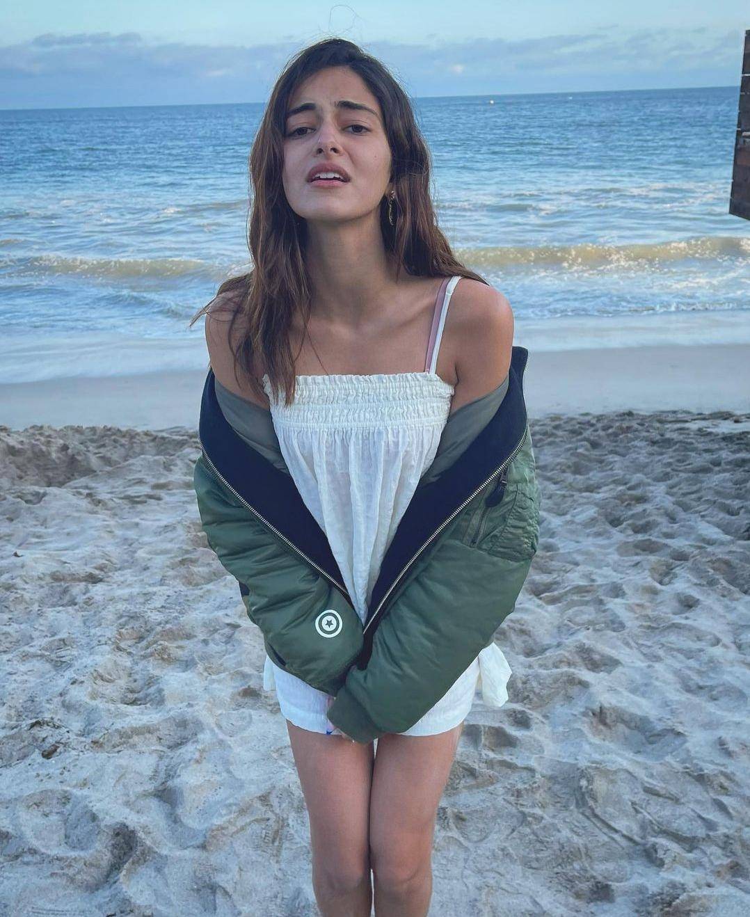 Ananya Pandey Scrolller