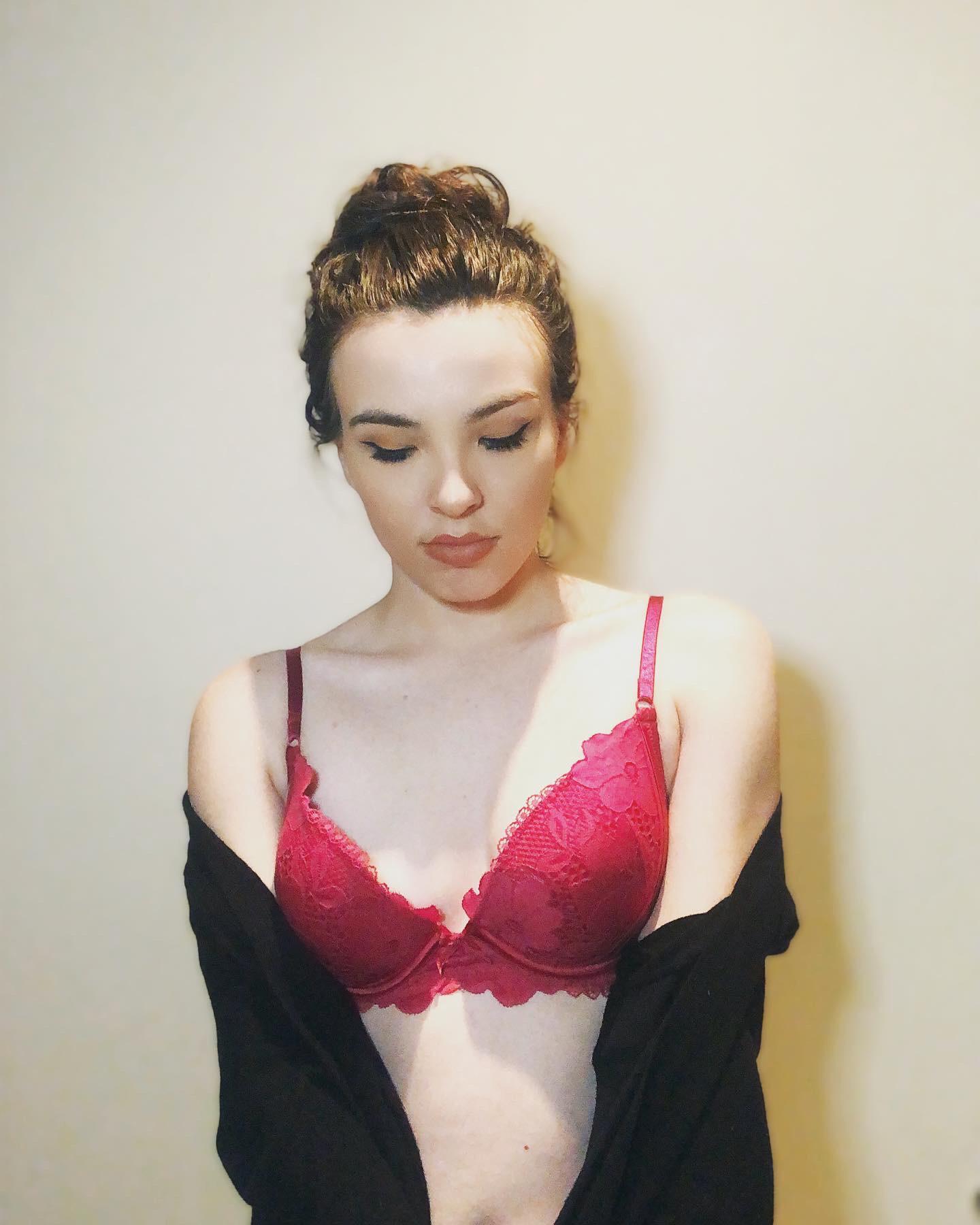 Take off that shyness and wear some red 💋 | Scrolller