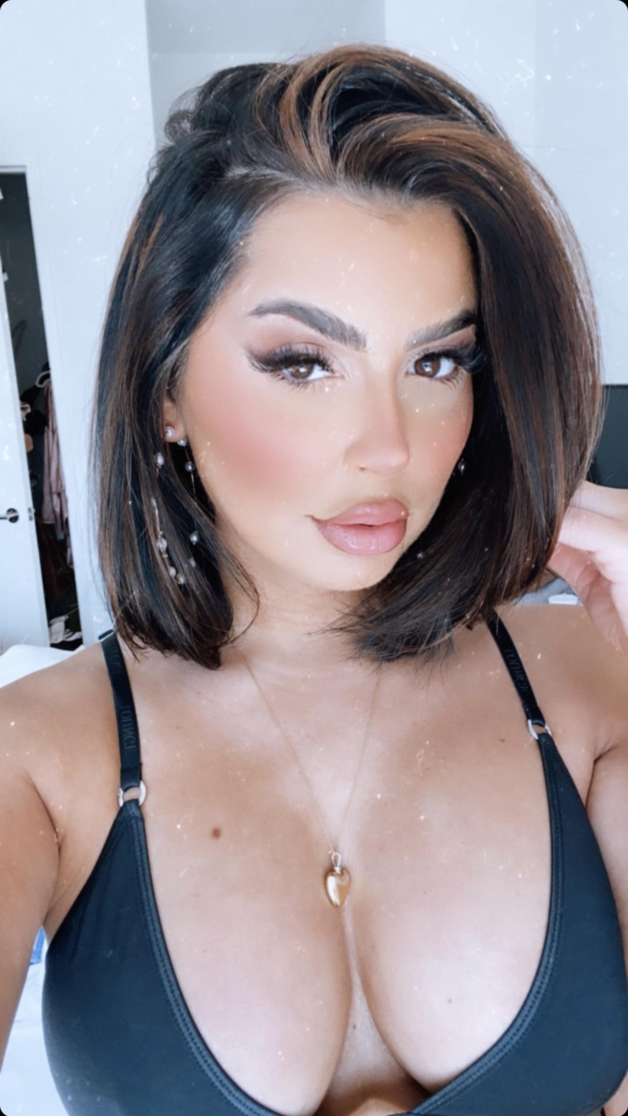 Angela Babicz | Scrolller