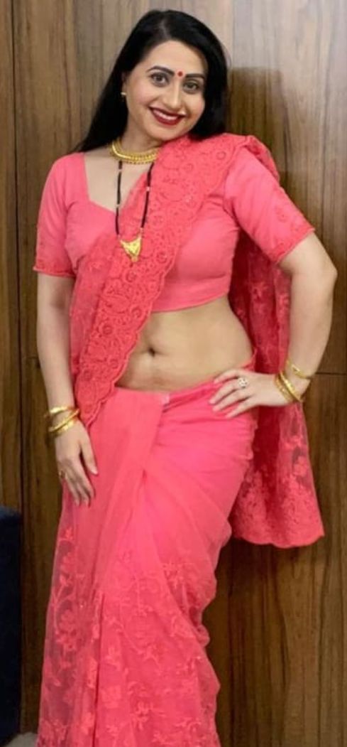 Anjali Rana navel in pink saree | Scrolller