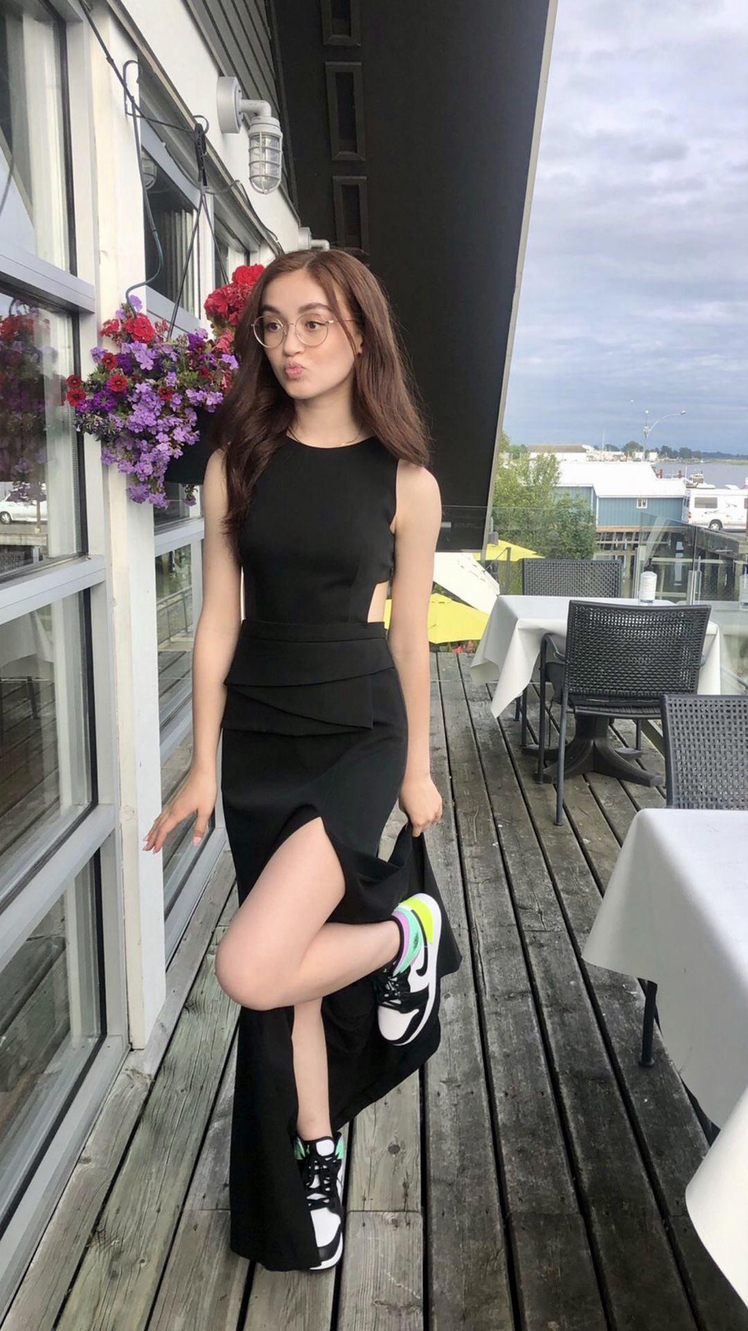 Anna Cathcart can wrap those pretty legs around me while I go to work on her | Scrolller