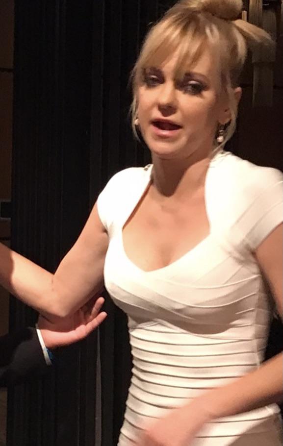 Anna Faris May Have Been Caught Off Guard In The Face But Them Titties Tho Scrolller