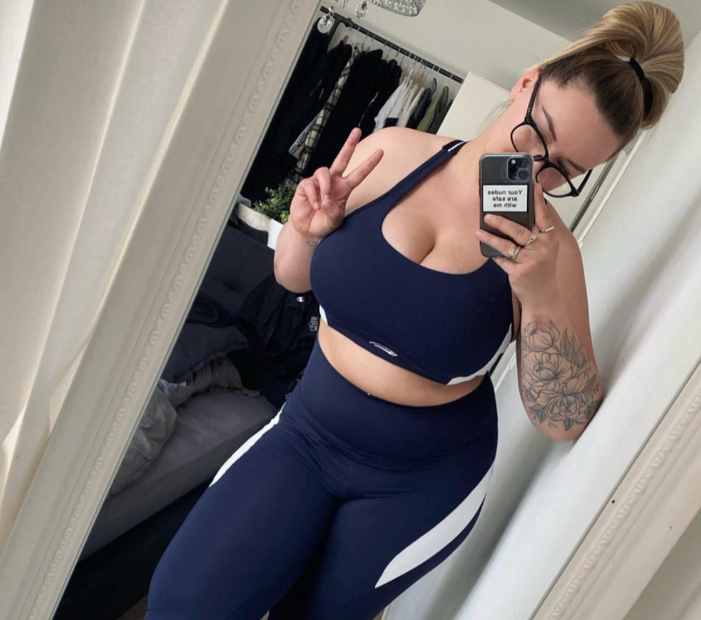 Anna mit Brille und 2 Riesen Argumenten. | Scrolller