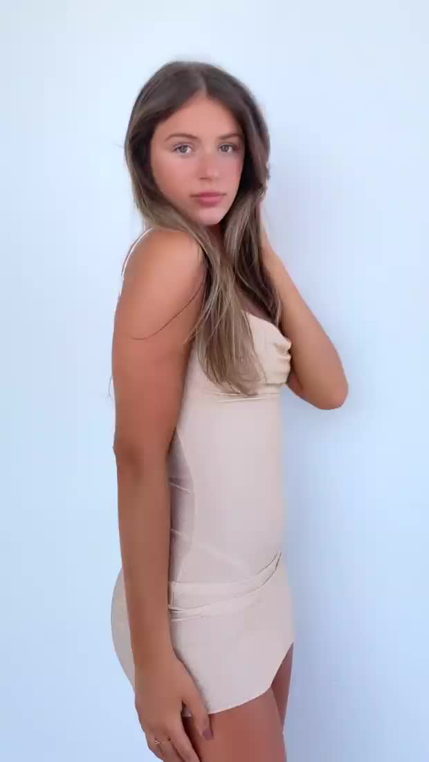 Annabella Lorino | Scrolller