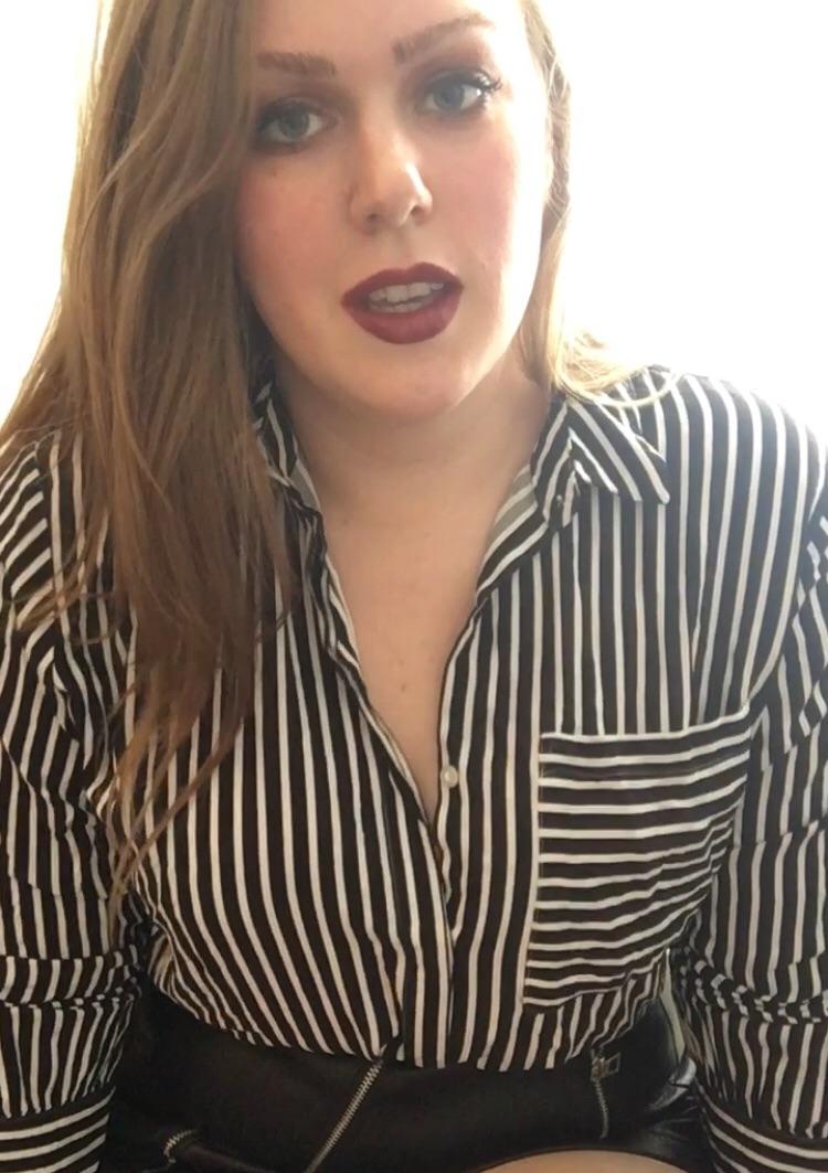 Another day in the office 💋💄 | Scrolller