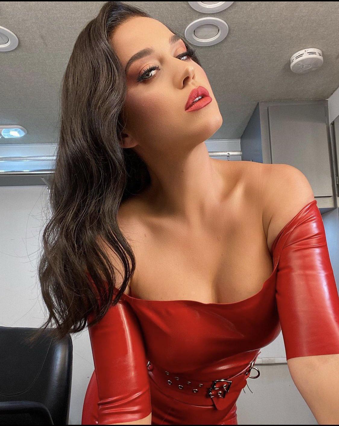 another pic of comeback Katy | Scrolller