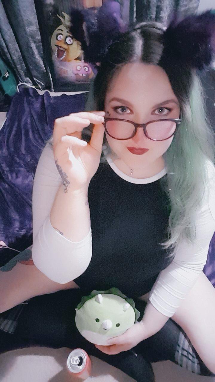Any love for a curvy nerd?🤓💜 | Scrolller