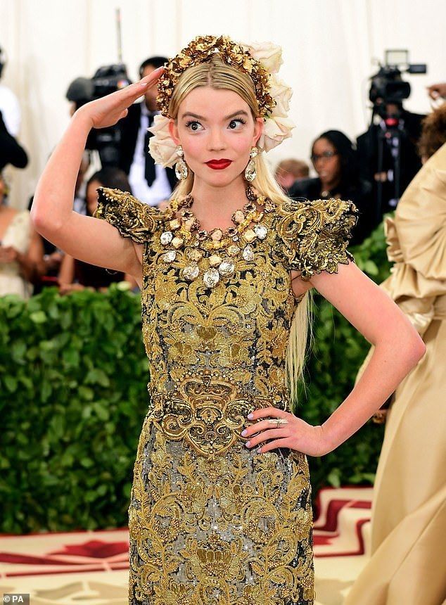 Anya Taylor Joy Scrolller
