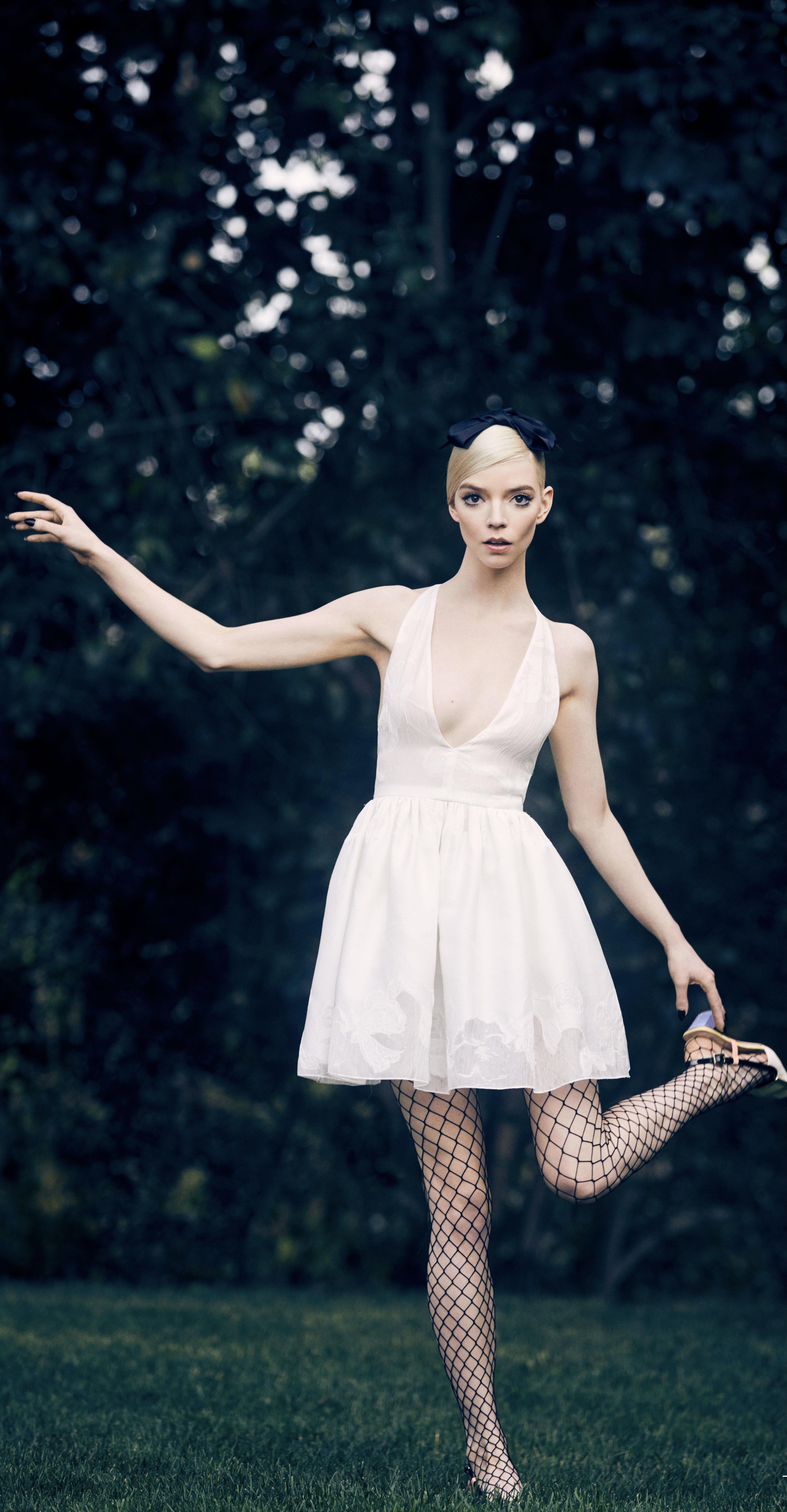 Anya Taylor Joy Scrolller