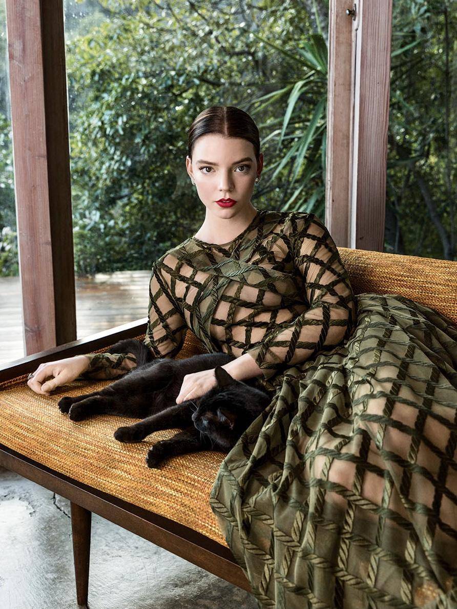 Anya Taylor Joy Scrolller