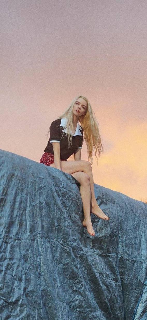 Anya Taylor-Joy's milky legs go on for forever 💦 | Scrolller