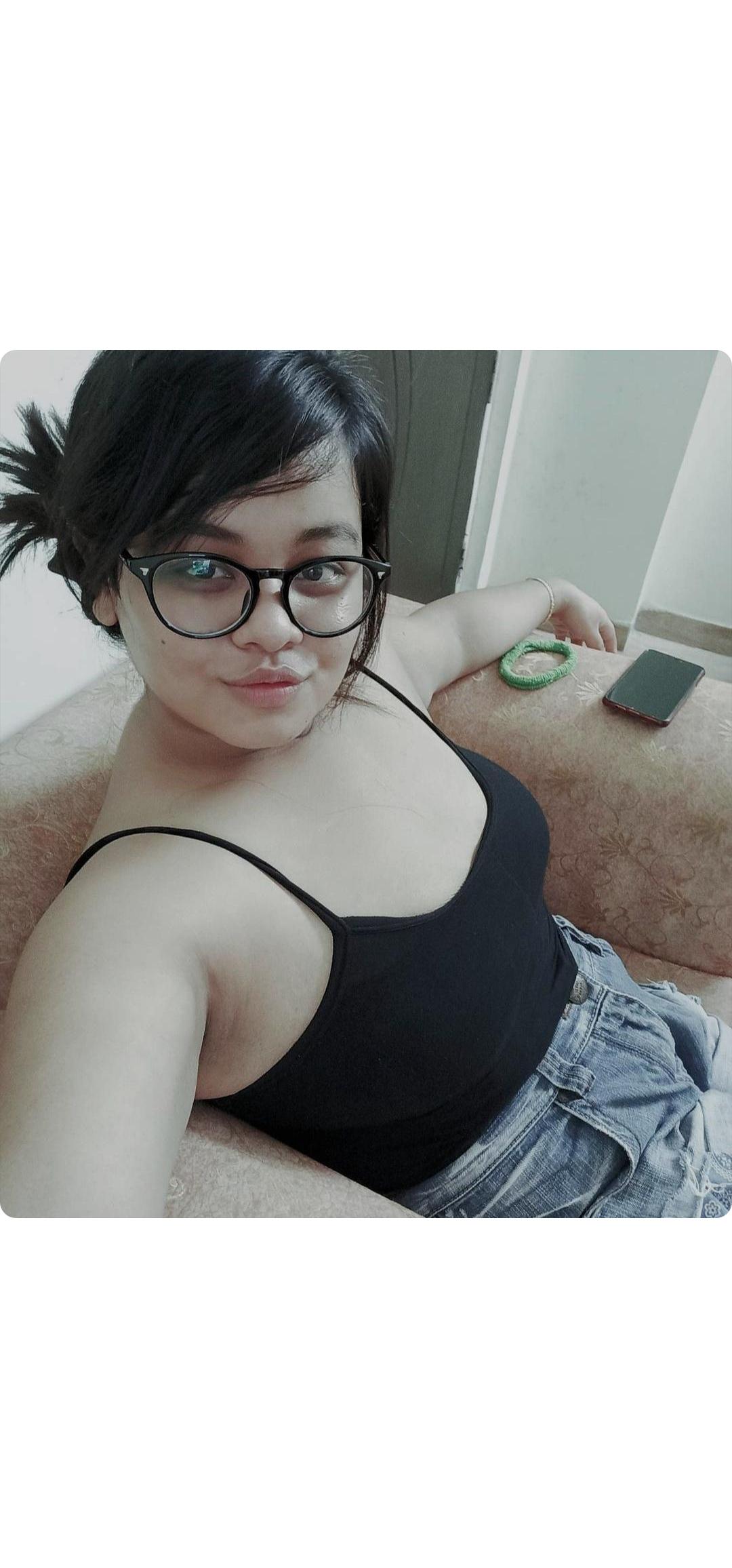 Anyone know who is this really? And her any account? | Scrolller