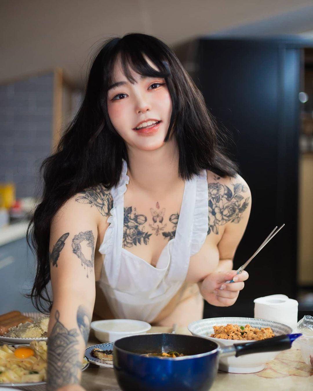 Anyone know who she is | Scrolller