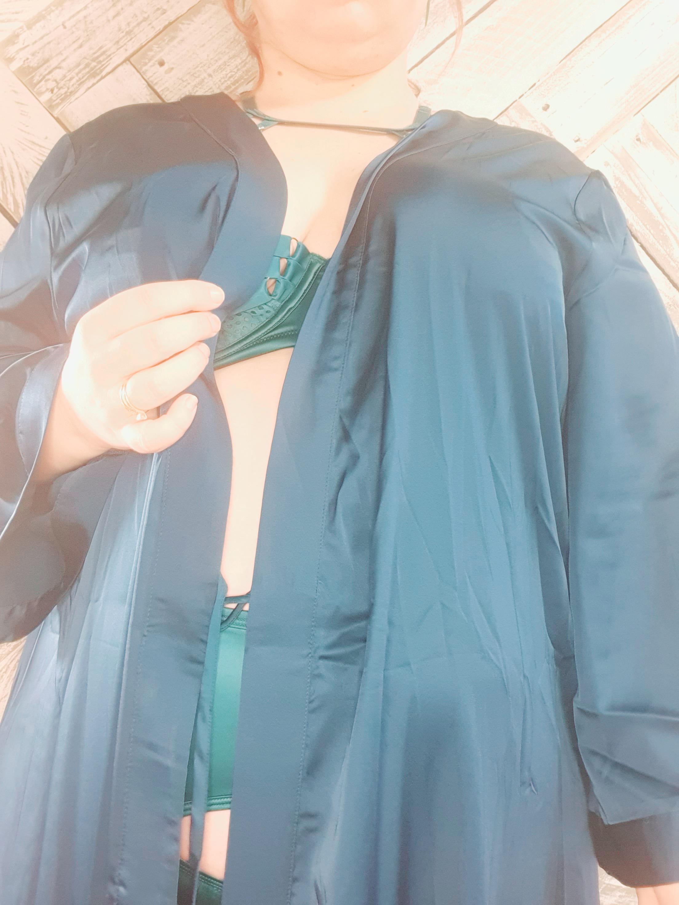 Anyone wanna see what's under my robe? | Scrolller