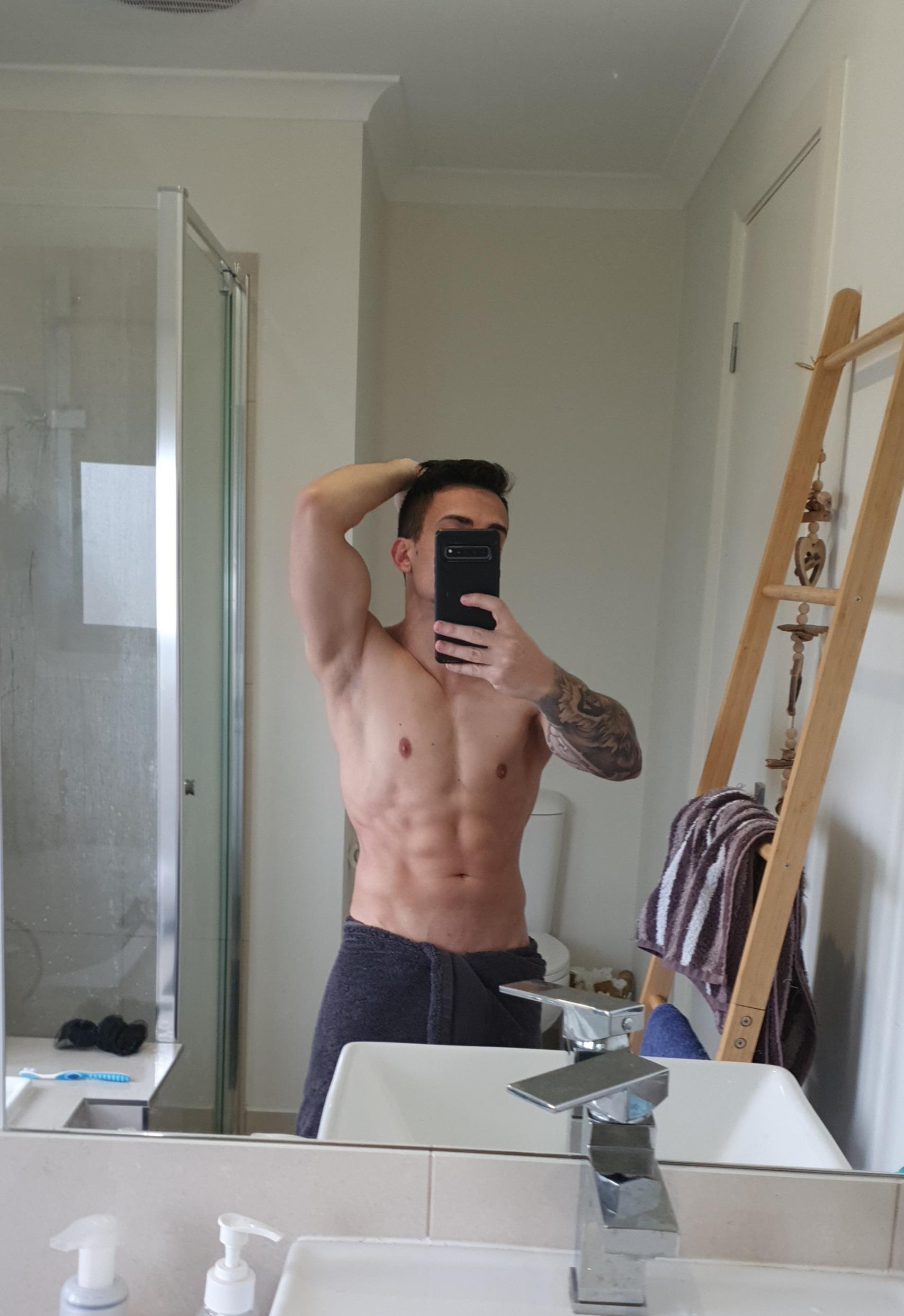 Anyone want to be on their knee's for (m)e? | Scrolller