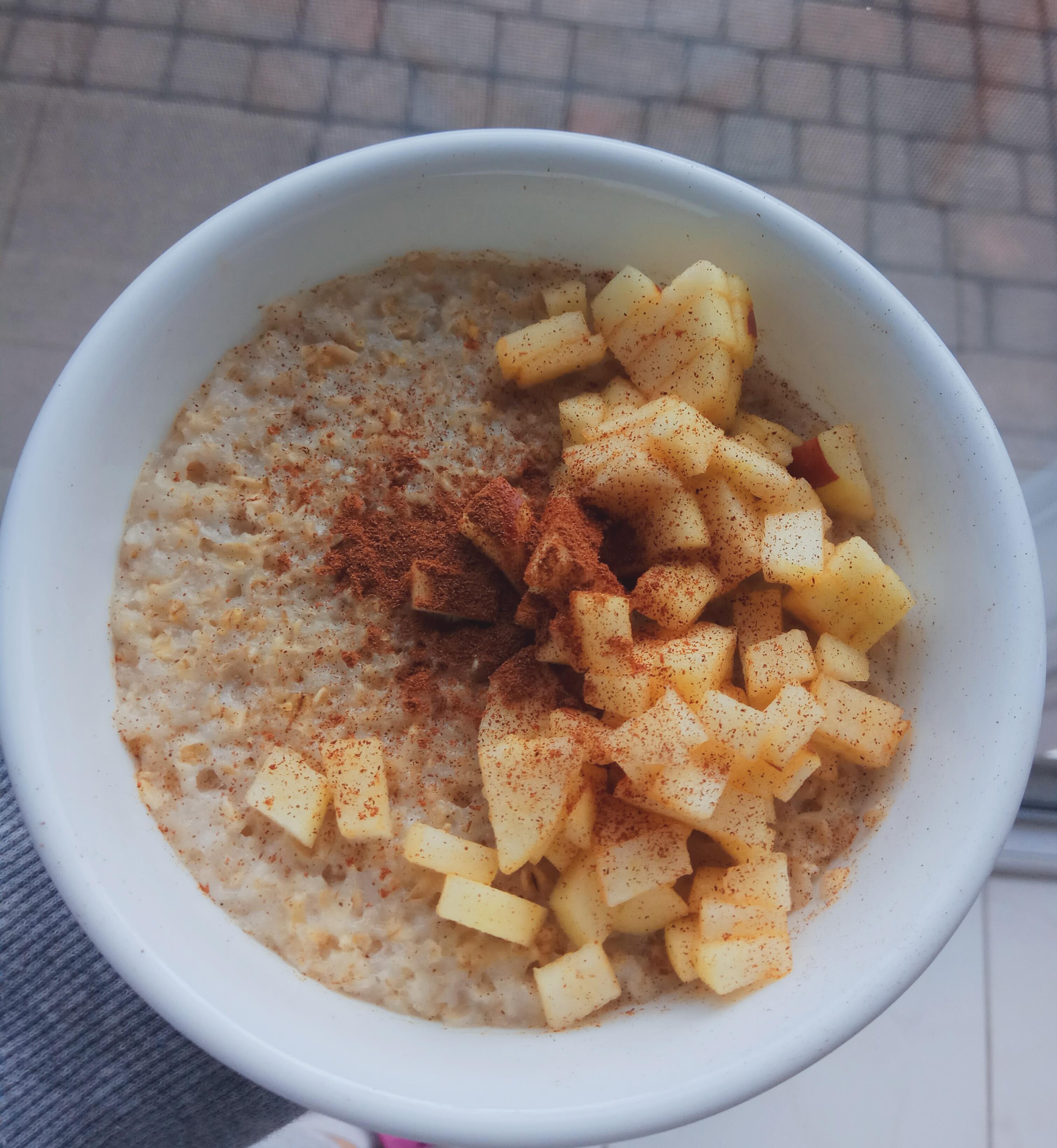 Apple cinnamon oatmeal | Scrolller