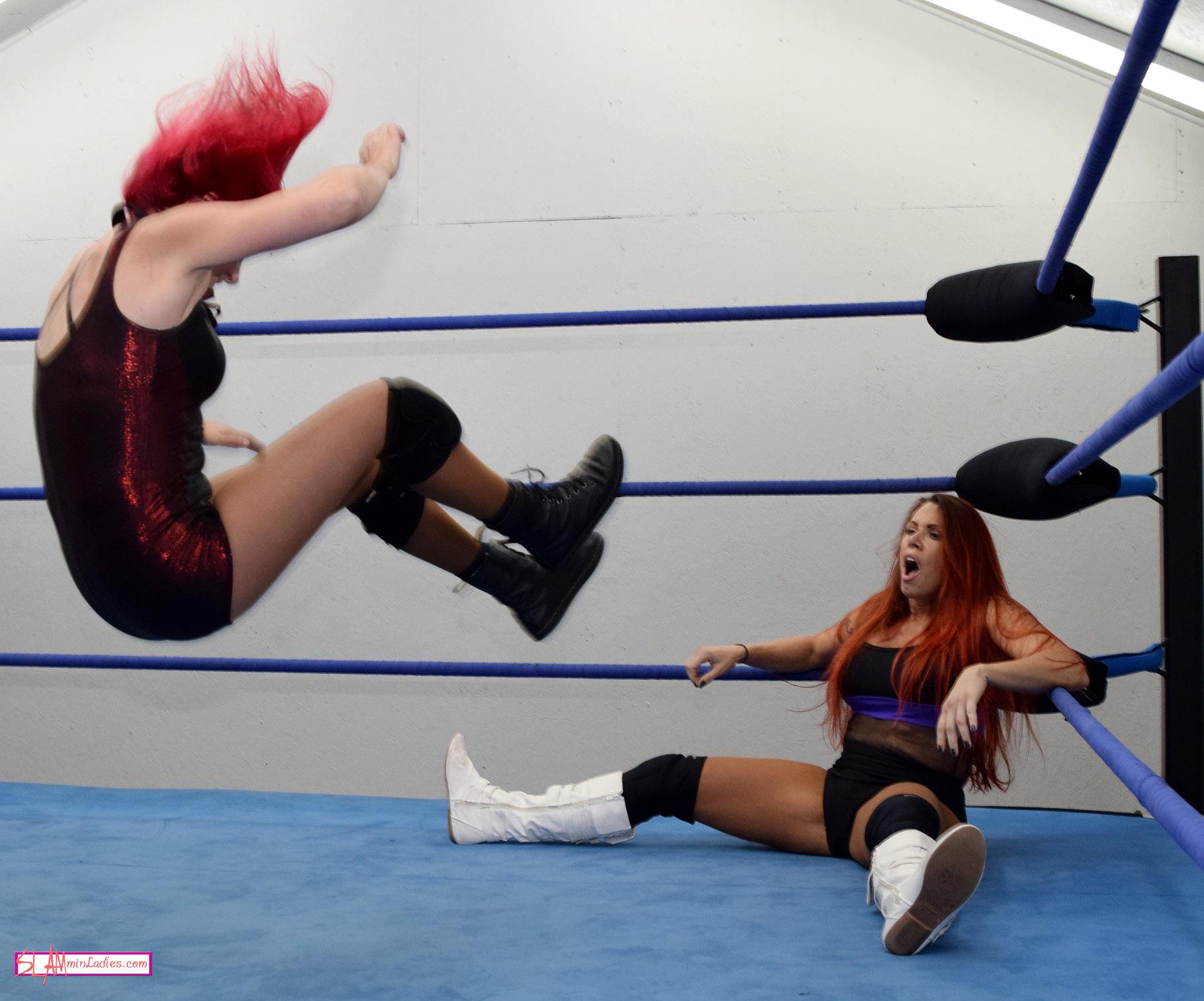 April Hunter about to take Saraya's dropkick | Scrolller