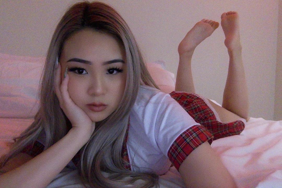 Would u worship my feet? | Scrolller