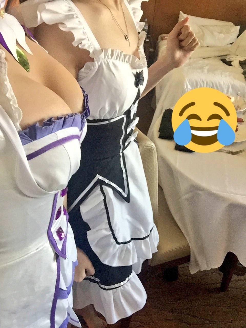 Aria next to Lily | Scrolller