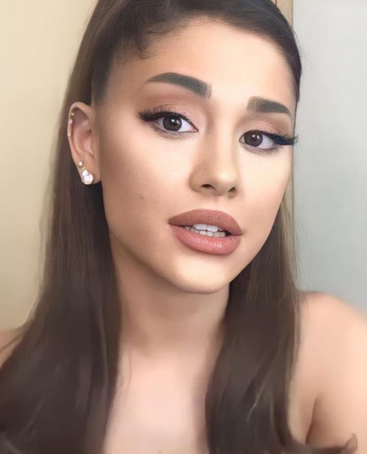 Ariana Grande with ‘fleshlight’ written across her forehead in lipstick | Scrolller
