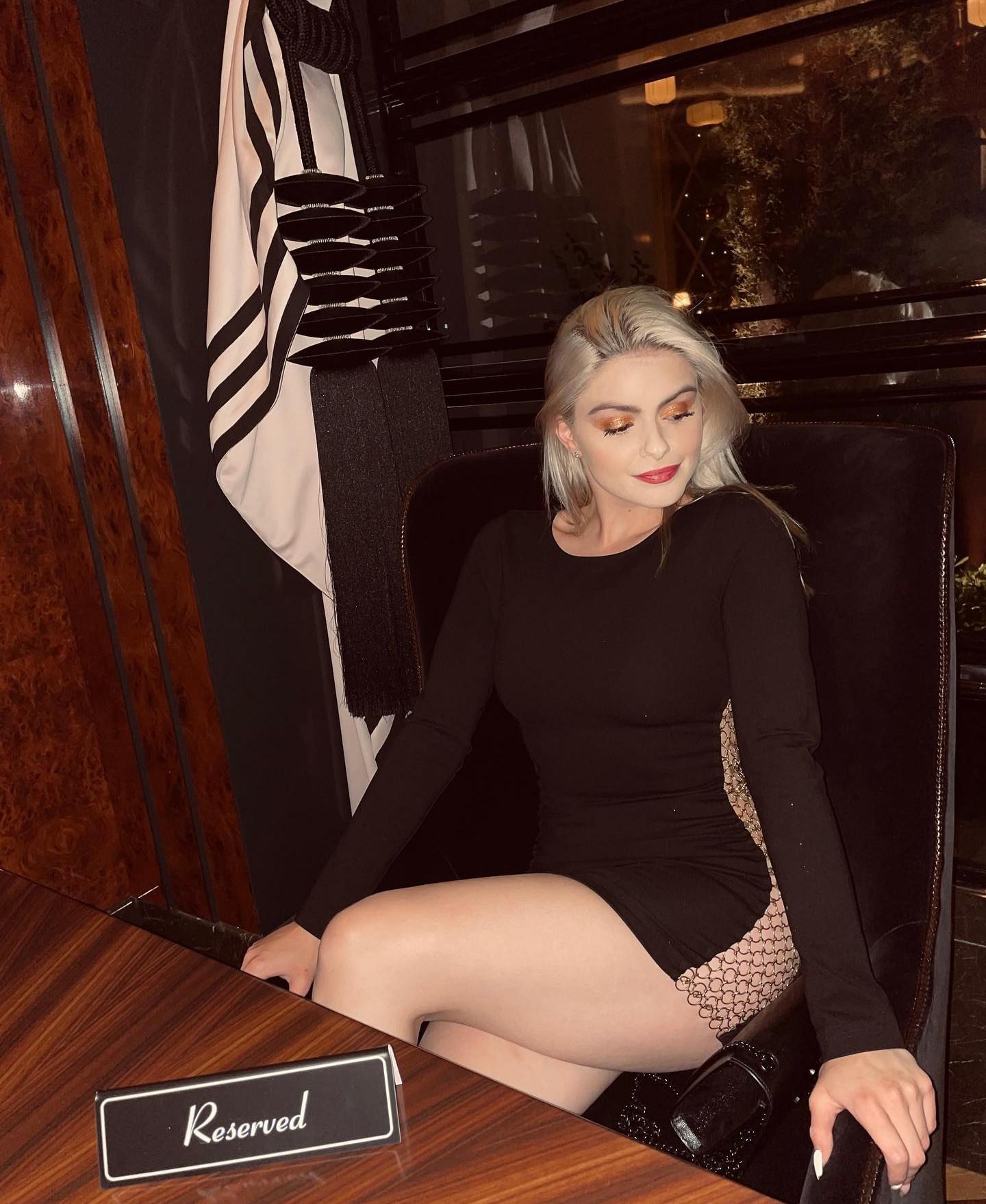 Ariel Winter forgot her underwear | Scrolller