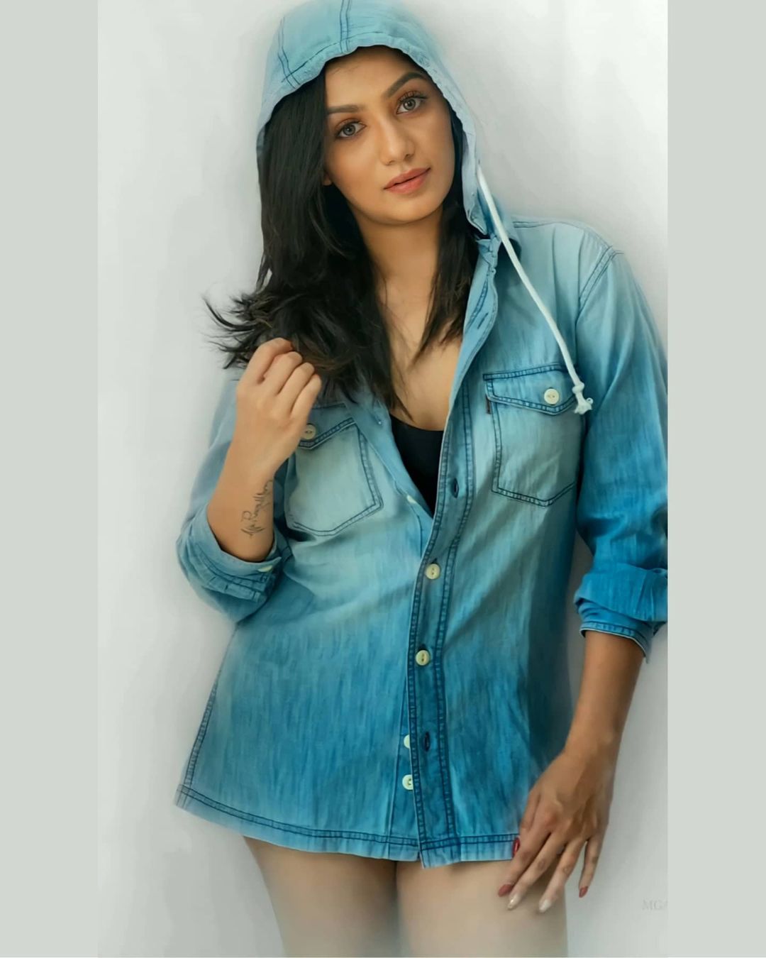 Arya badayi screencaps | Scrolller