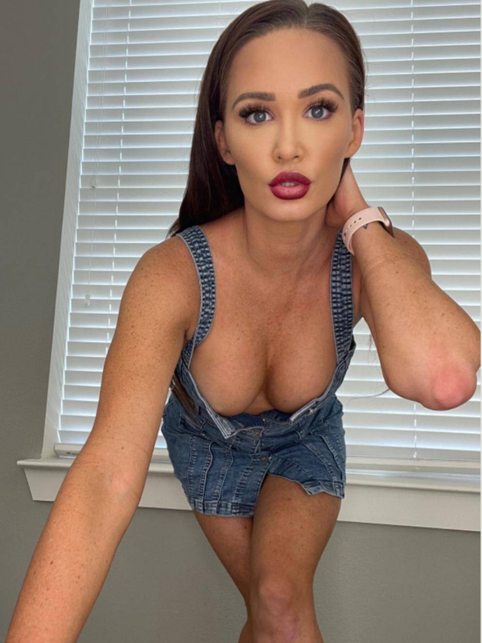 Ashley Mitchell | Scrolller