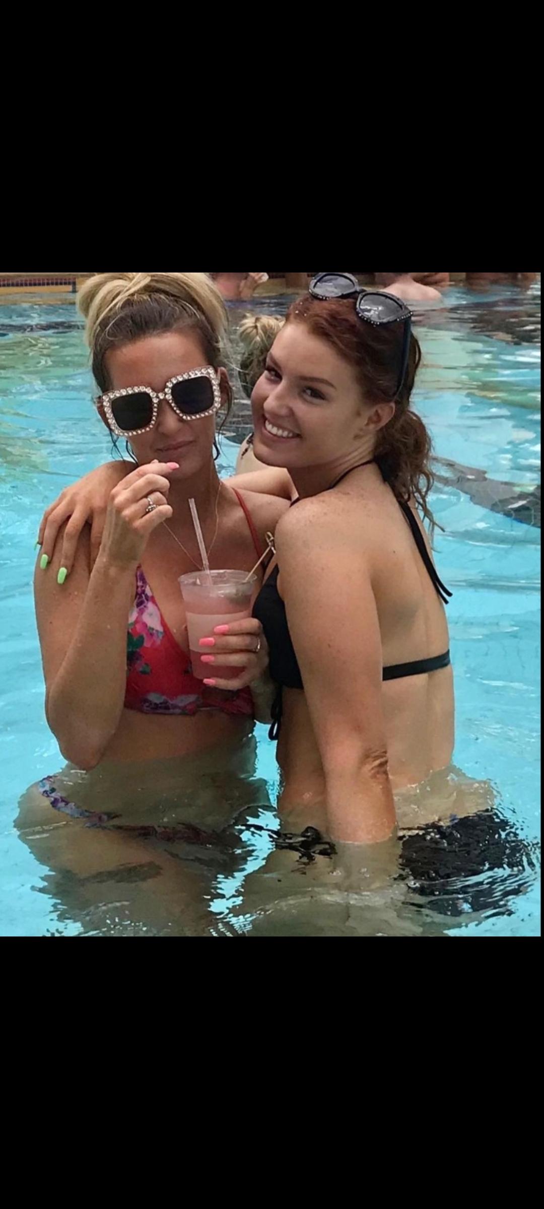 Ashley Mitchell and her sister Whitney | Scrolller