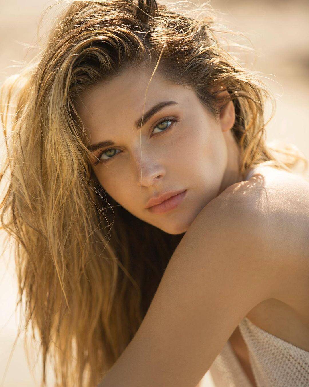 Ashley Thompson Scrolller