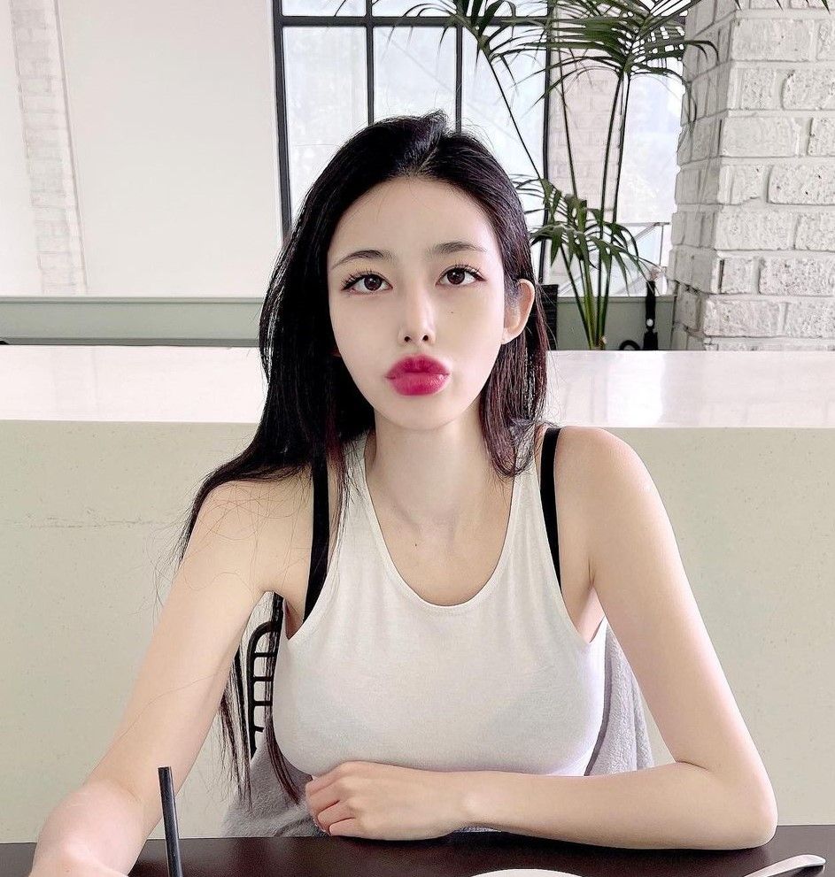 Asian bimbo lips | Scrolller