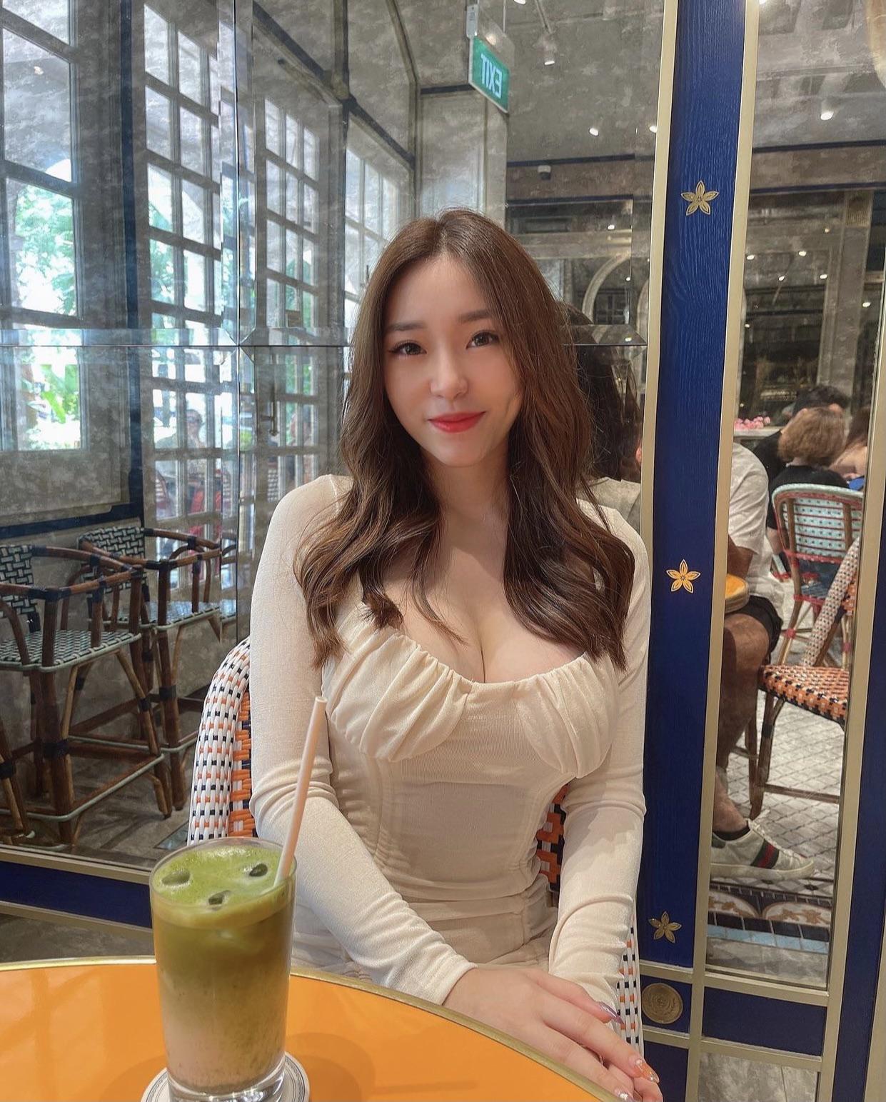 Asian Cutie in White | Scrolller