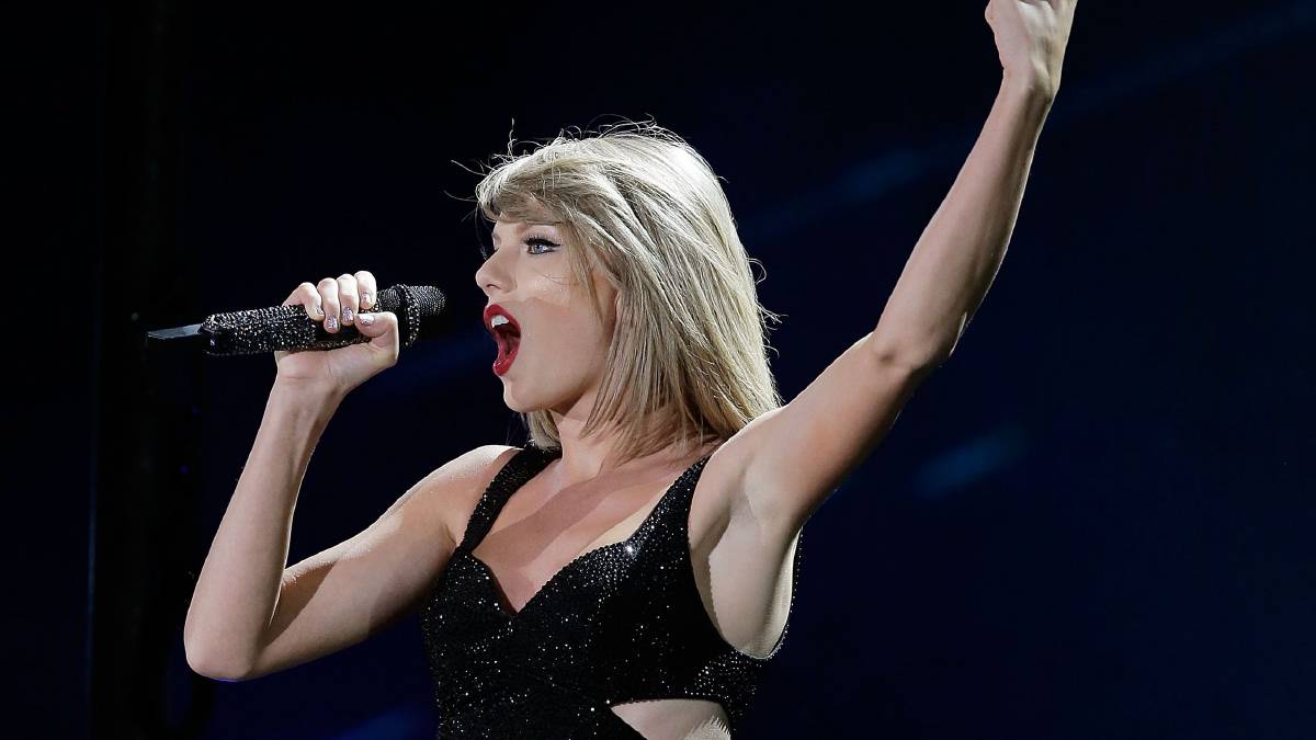 At your commands Mistress... | Scrolller