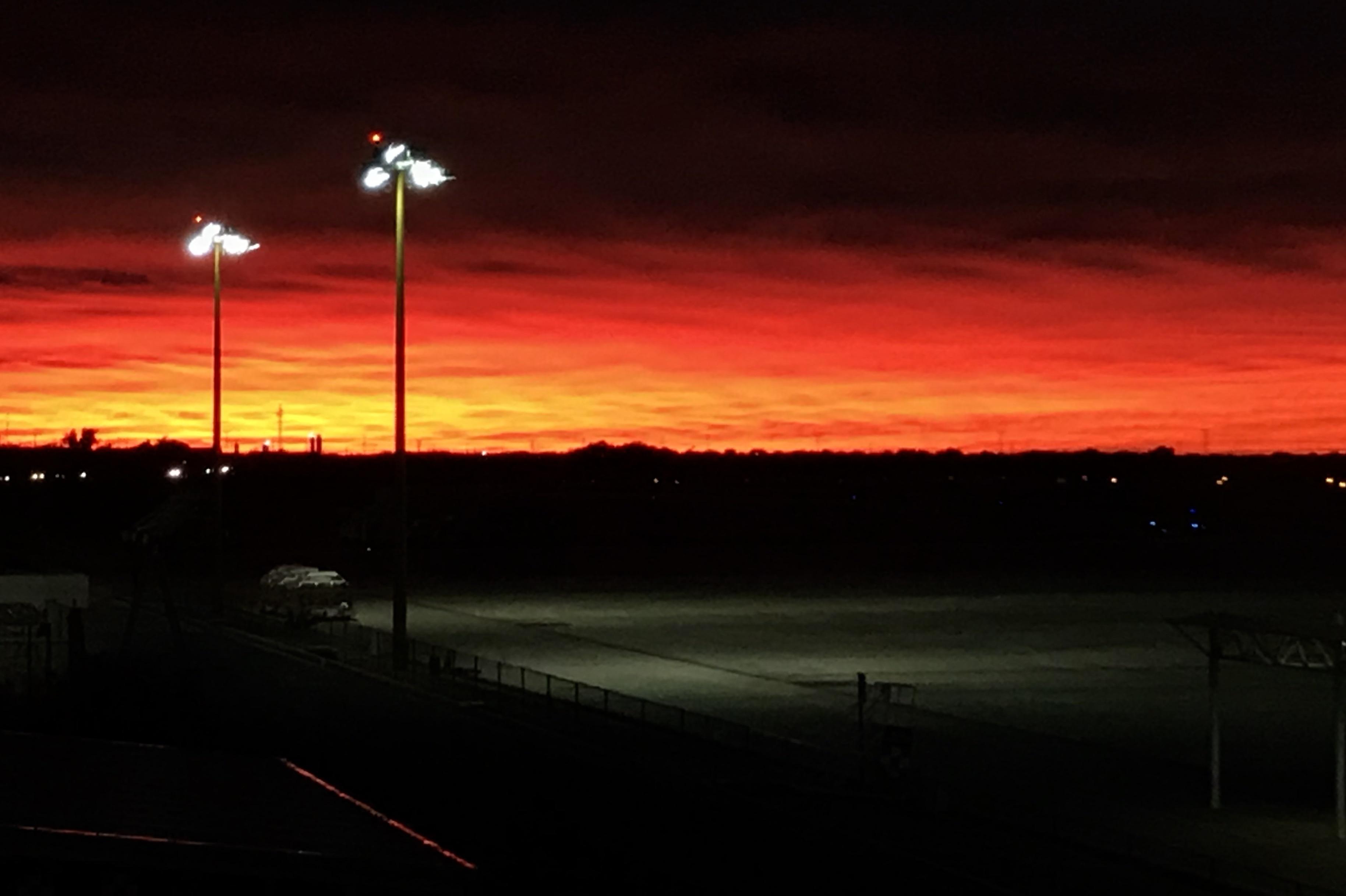 Atardecer en el Aeropuerto | Scrolller