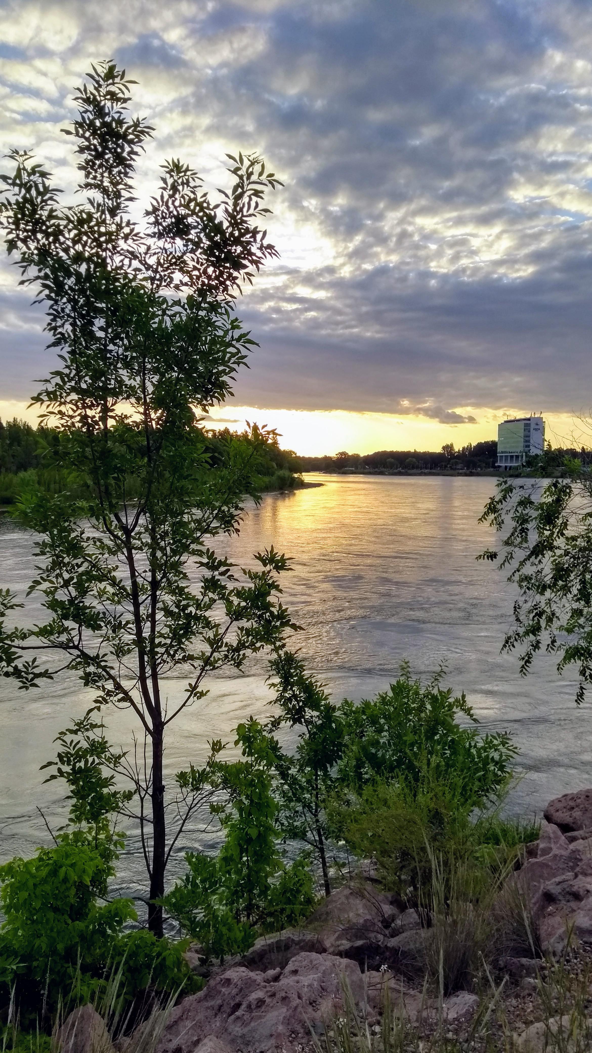 Atardecer en el Paseo de la Costa, Neuquén | Scrolller