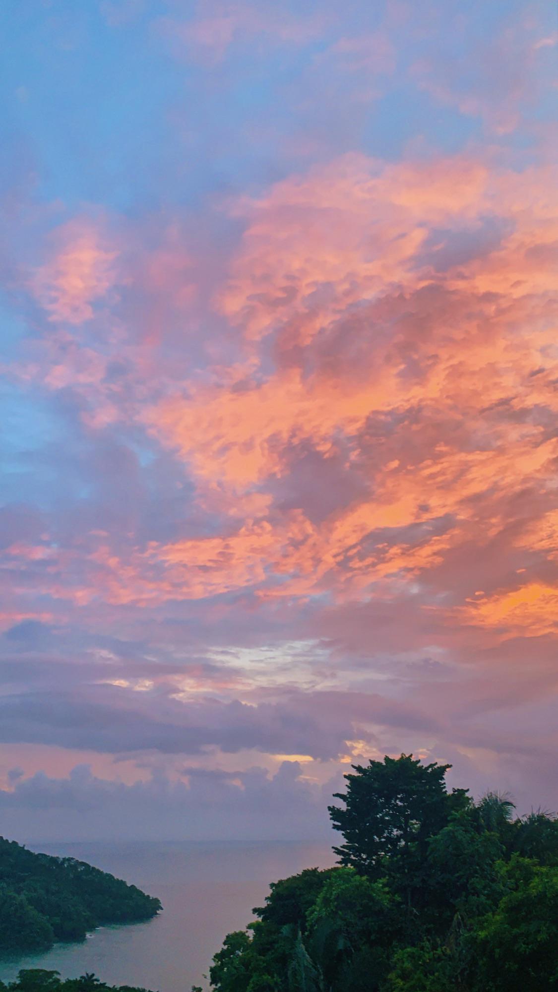 Atardecer en Manuel Antonio. | Scrolller