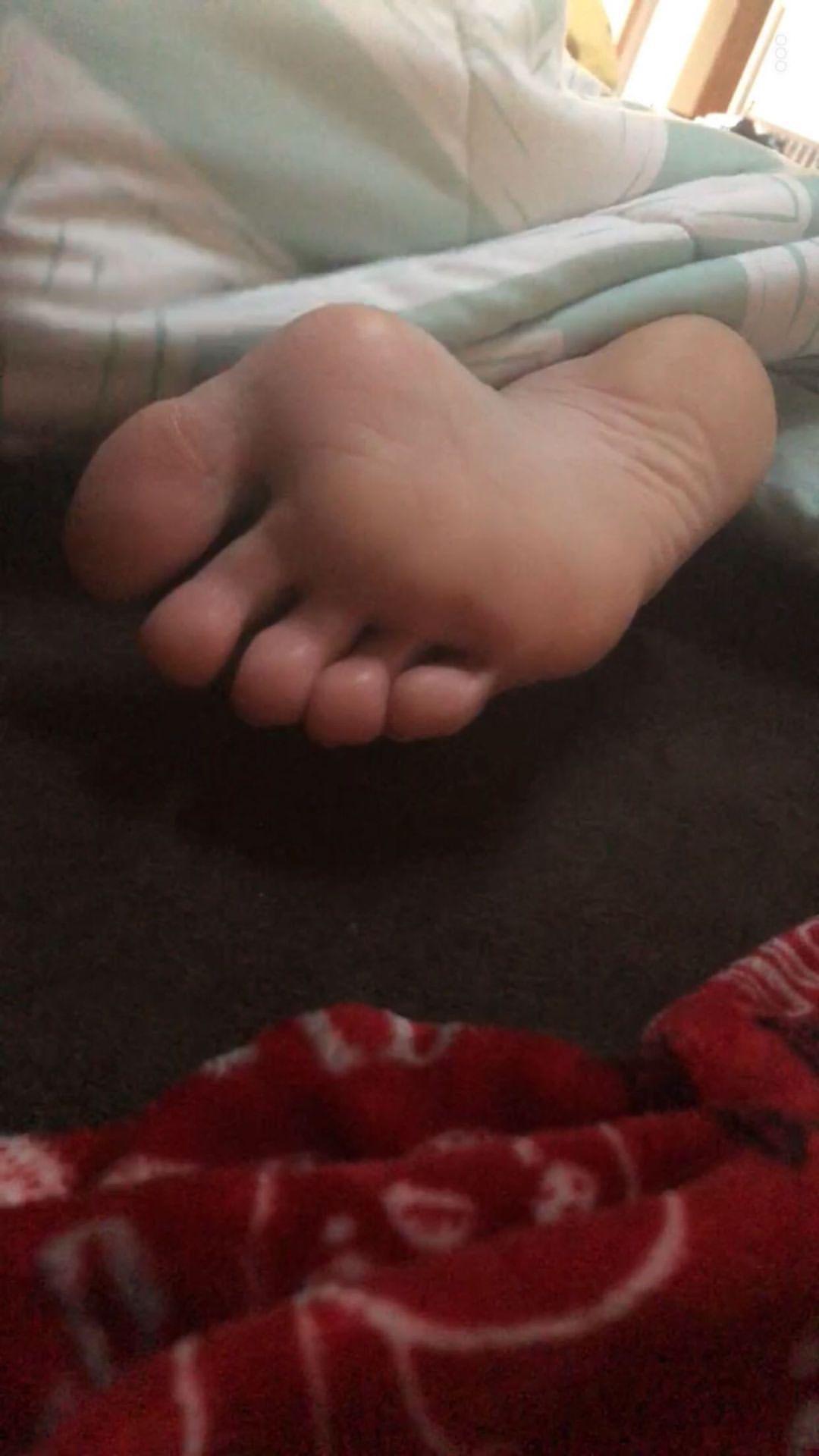 Aunt sleepy soles | Scrolller