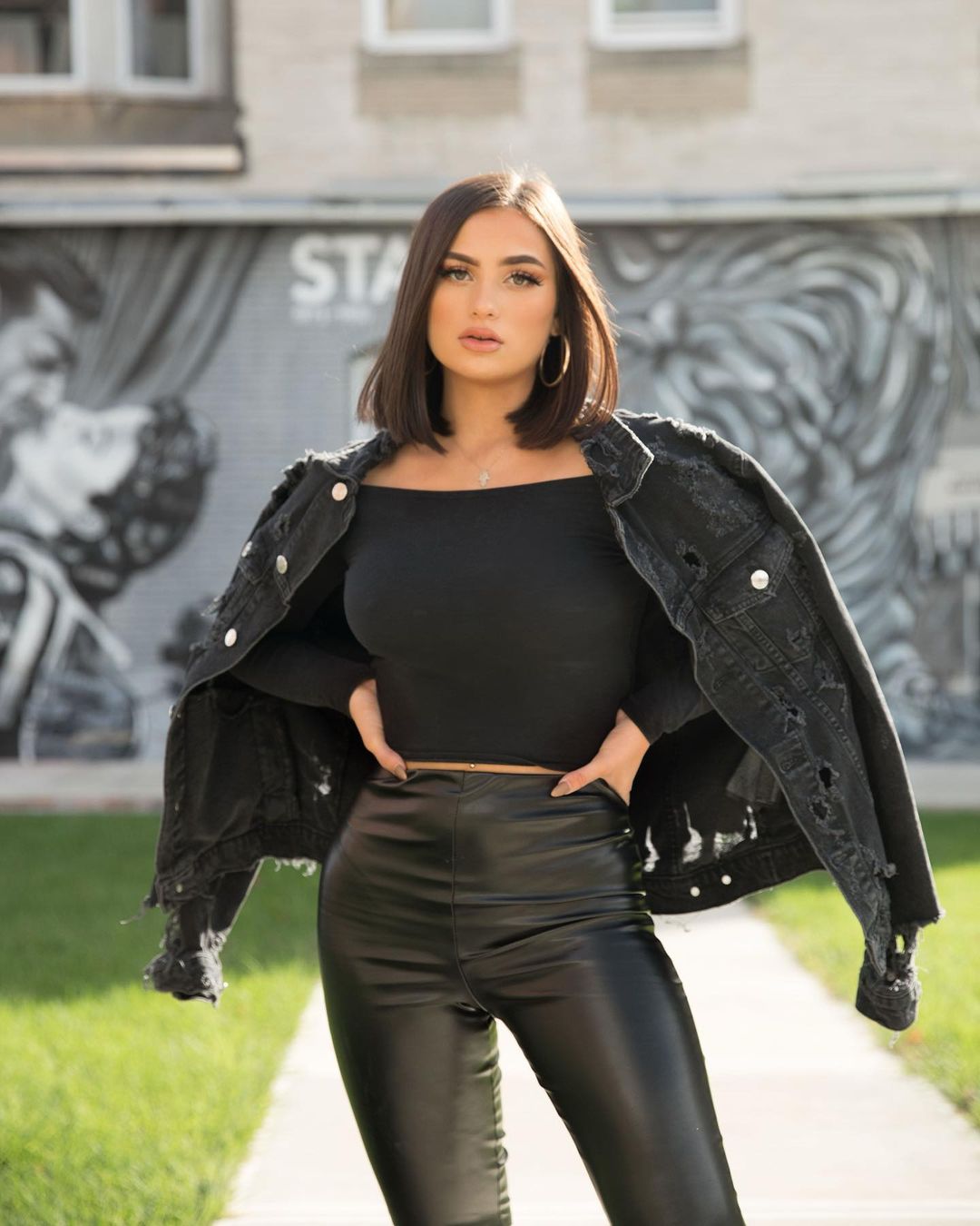 Ava Thompson | Scrolller